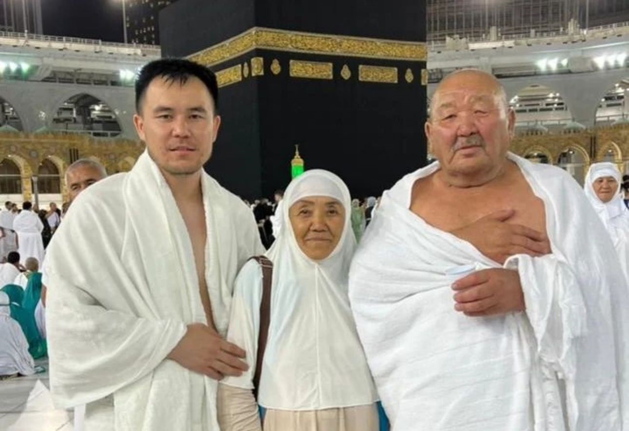 Қажылықты ата-анасымен бірге атқарған жас маман: «Әр адамда толқу болады» | AMIN.KZ