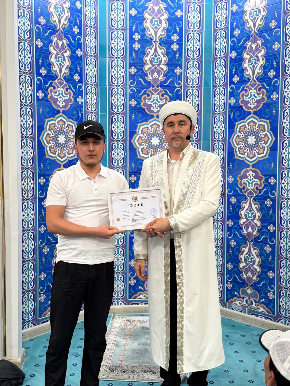 Атырау облысының бас имамы «Afsona» мейрамханасына халал сертификатын табыстады | AMIN.KZ